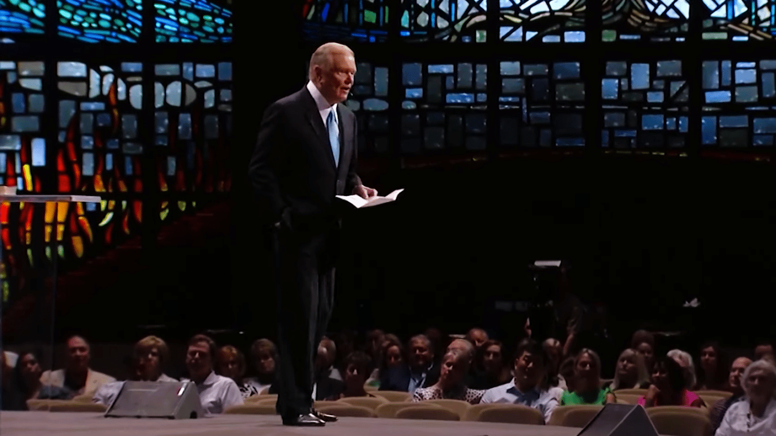 TX Pastor Ed Young Retires, Names Son to Lead Houston Megachurch